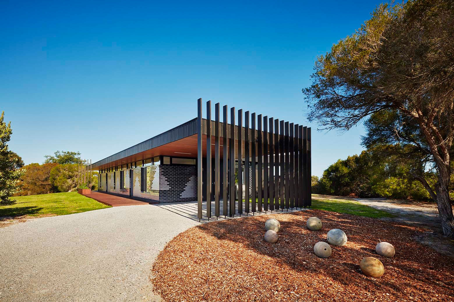 A Colorful Modern Home with Simple and Beautiful Lines in Waratah Bay