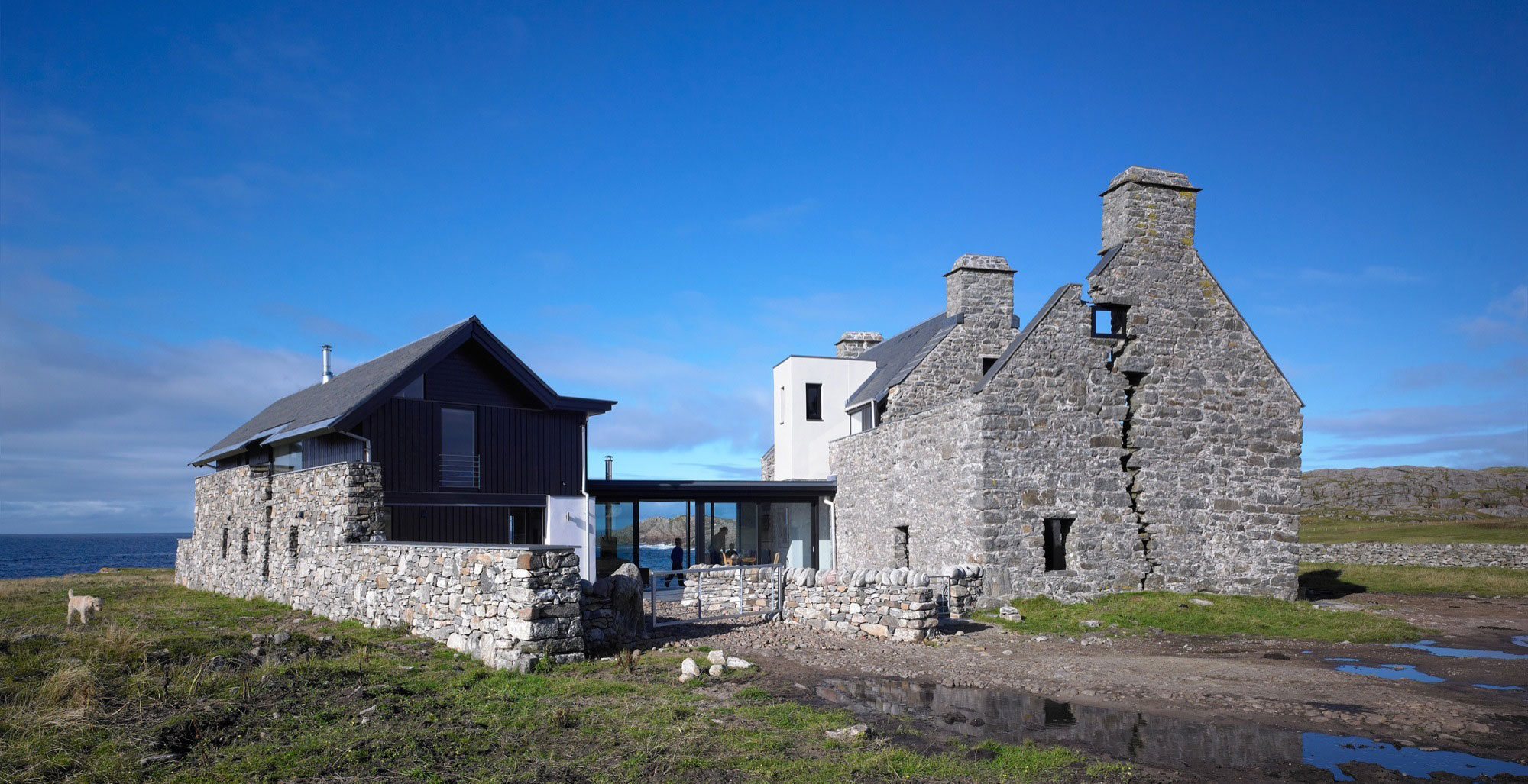 A Scottish Ruins Transformed Into an Exquisite Modern Home on the Isle ...
