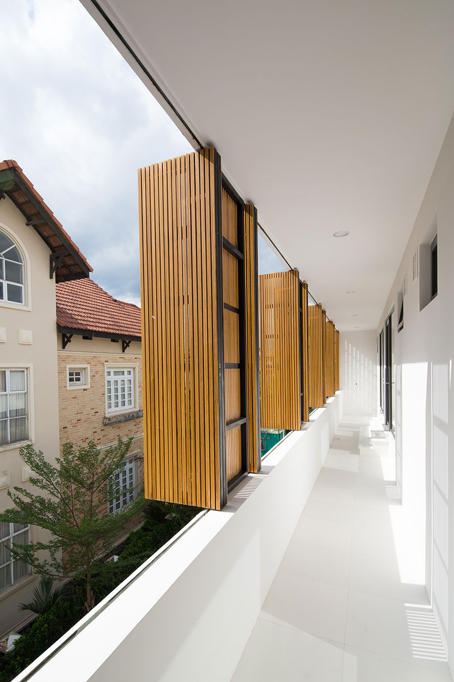 A Stylish Contemporary Home Composed of Two Interlocking Volumes in Ho ...