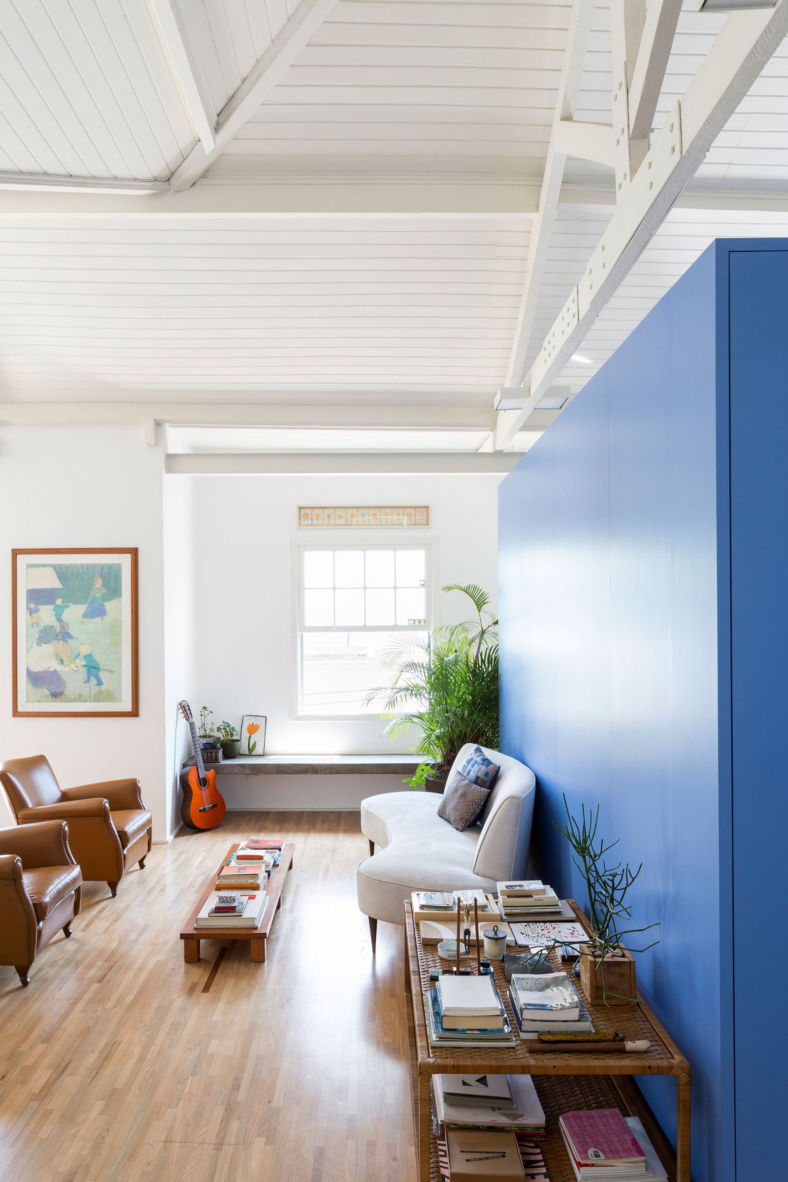 A Colorful and Sophisticated Apartment with Vibrant Interiors in ...