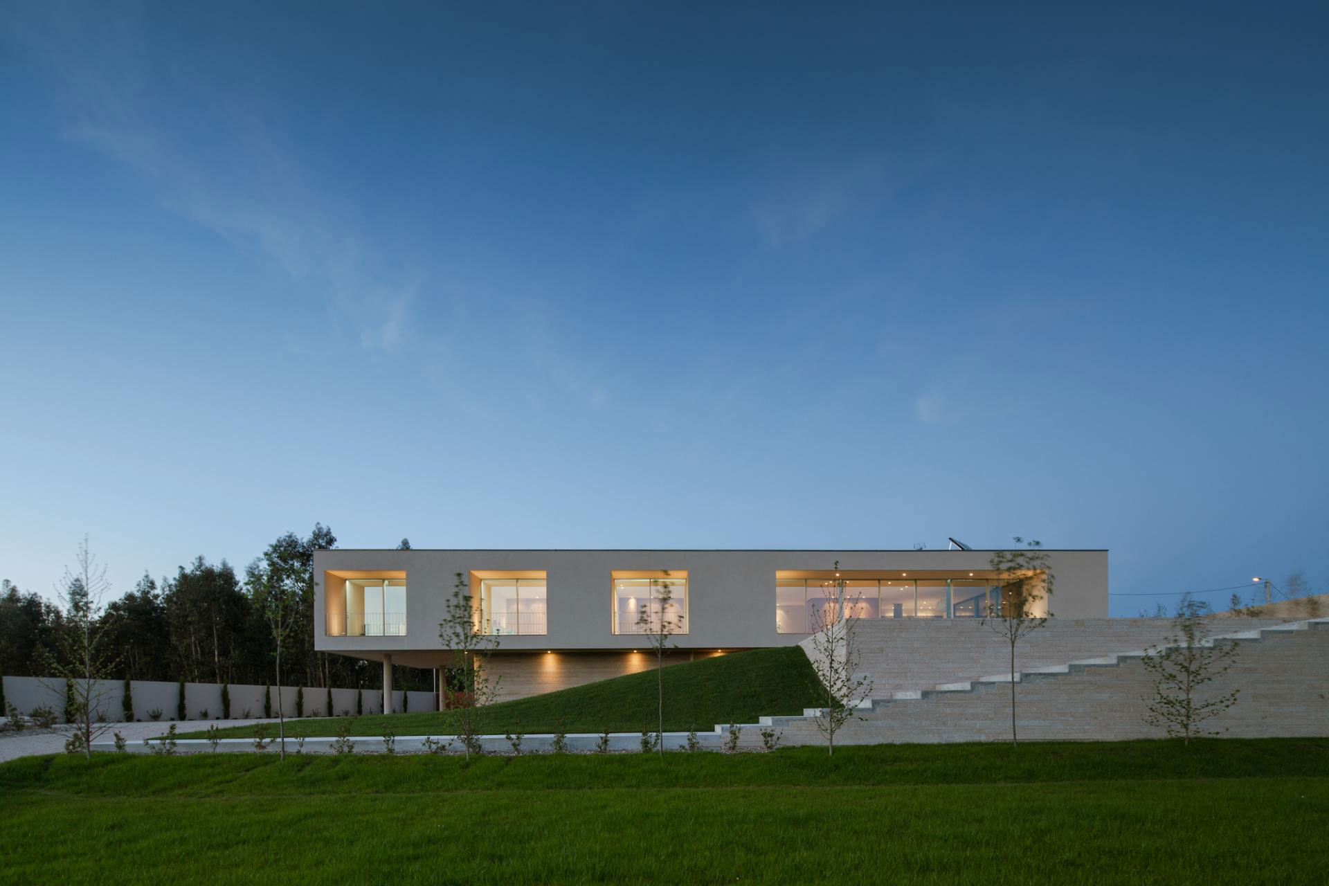 A Stunning Modern Rectangular House with a Splendid Architecture in ...