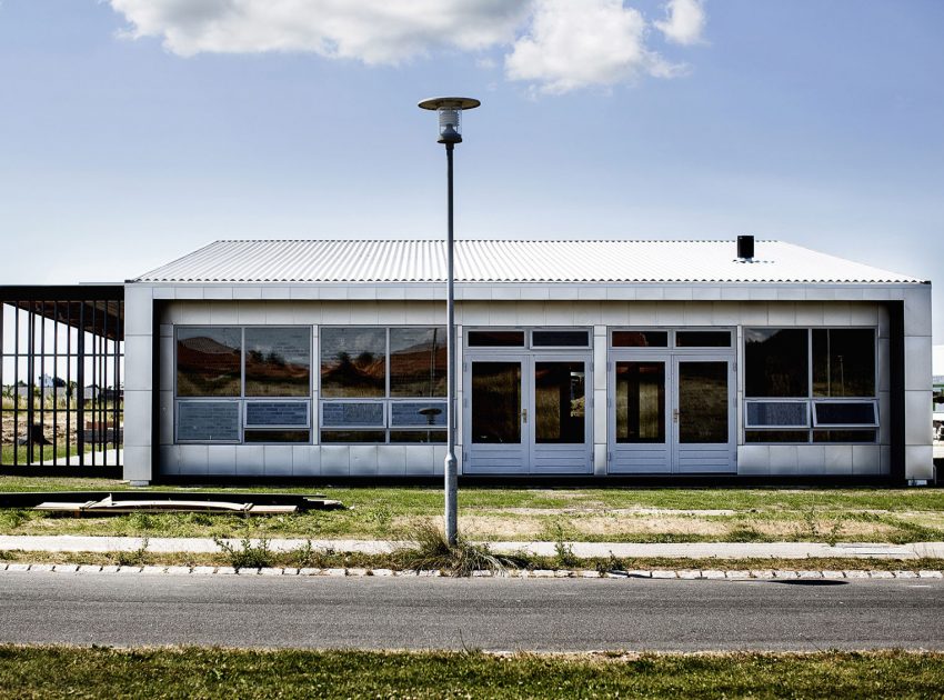A Warm Contemporary Home Made From Recycled Shipping Containers ...