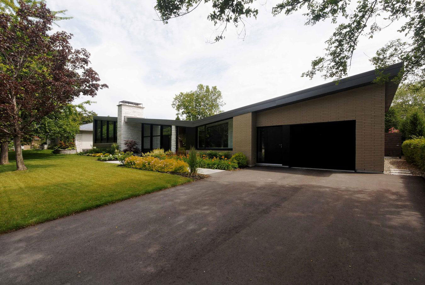 A Warm and Cozy Contemporary Home with Rich Colors and Interesting ...