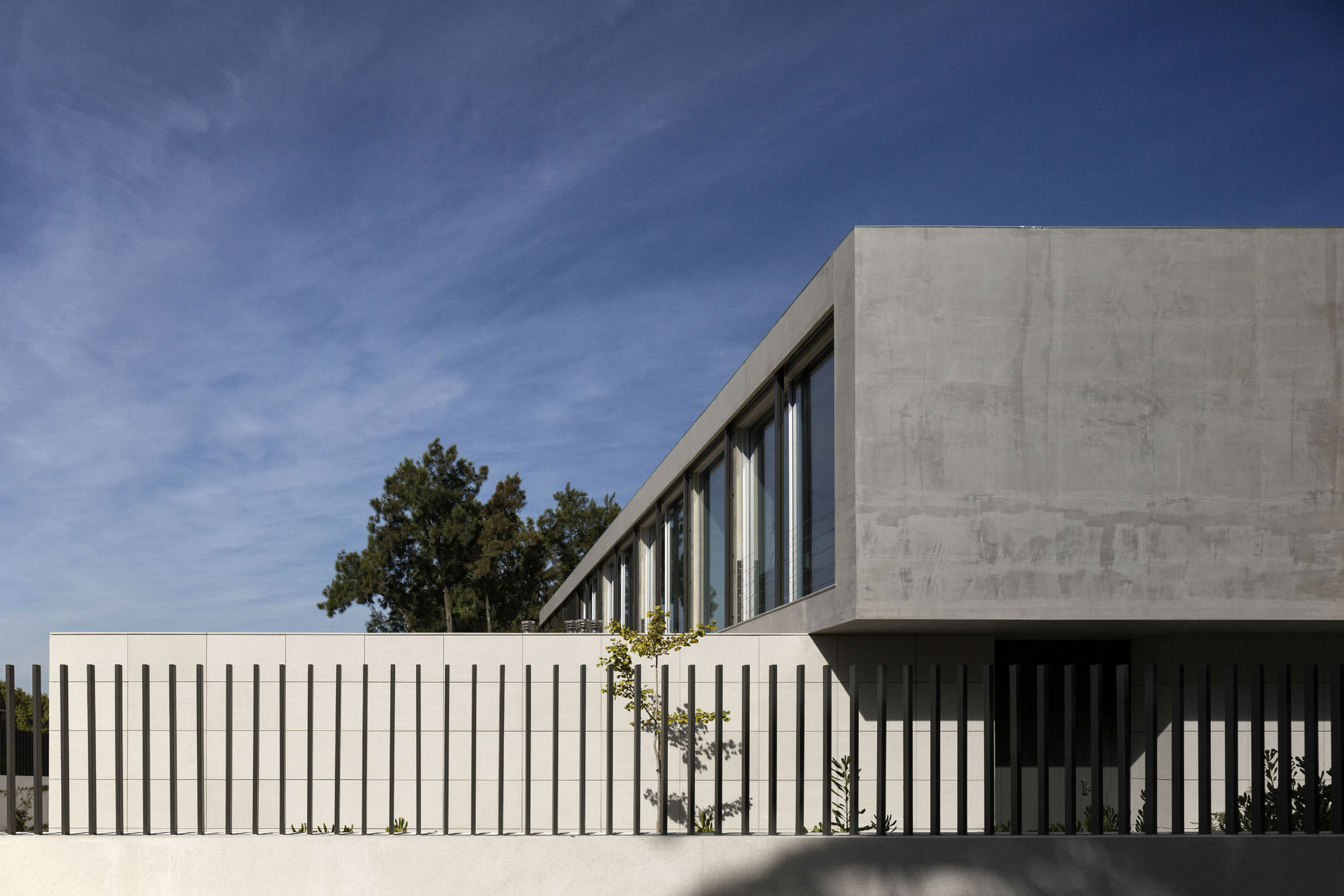 An Elegant Modern Rectangular-Shaped House with Joyful Interiors in ...