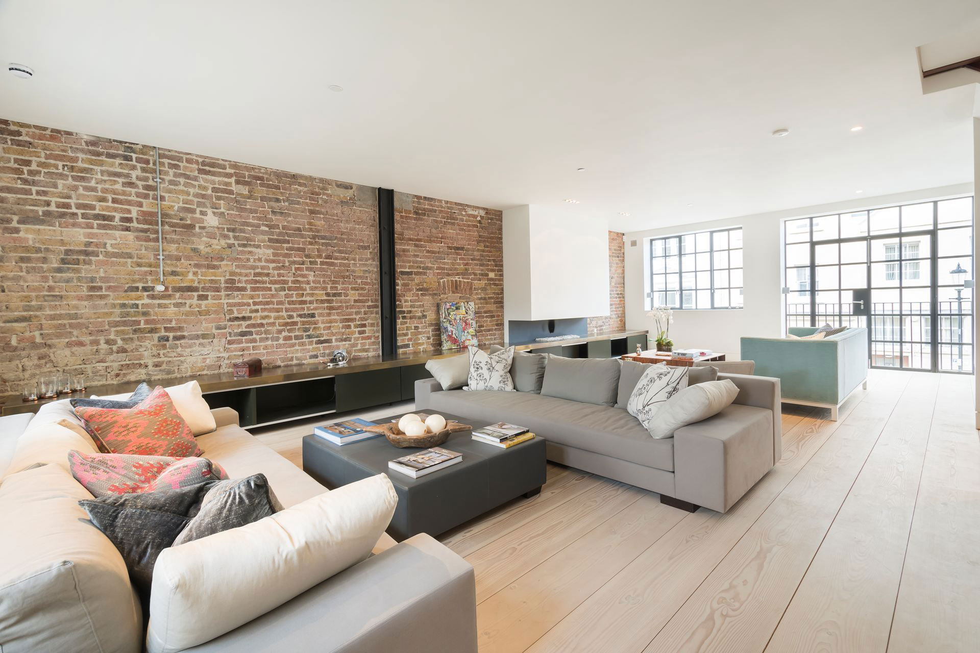 A Stunning Manhattan-Style Home with Light and Spacious Interiors in ...