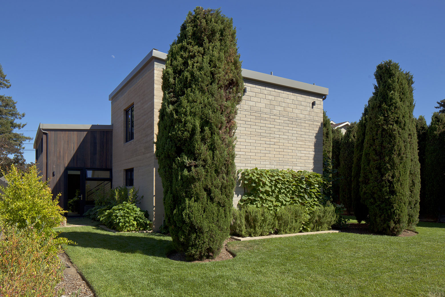 A Modern Rammed-Earth Home with Warmth and Natural Elegance in Mountain ...