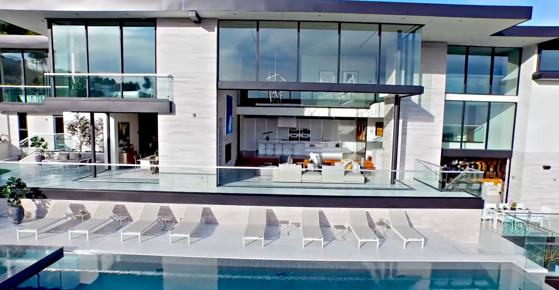 A Luxurious Modern Home with Infinity Pool and Stunning City Views of ...