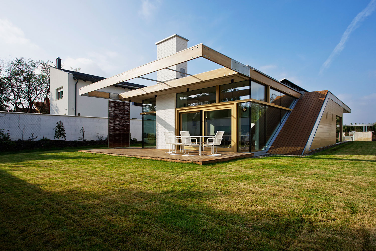 A Modern Rectangular House Impresses with a Splendid Interior and ...