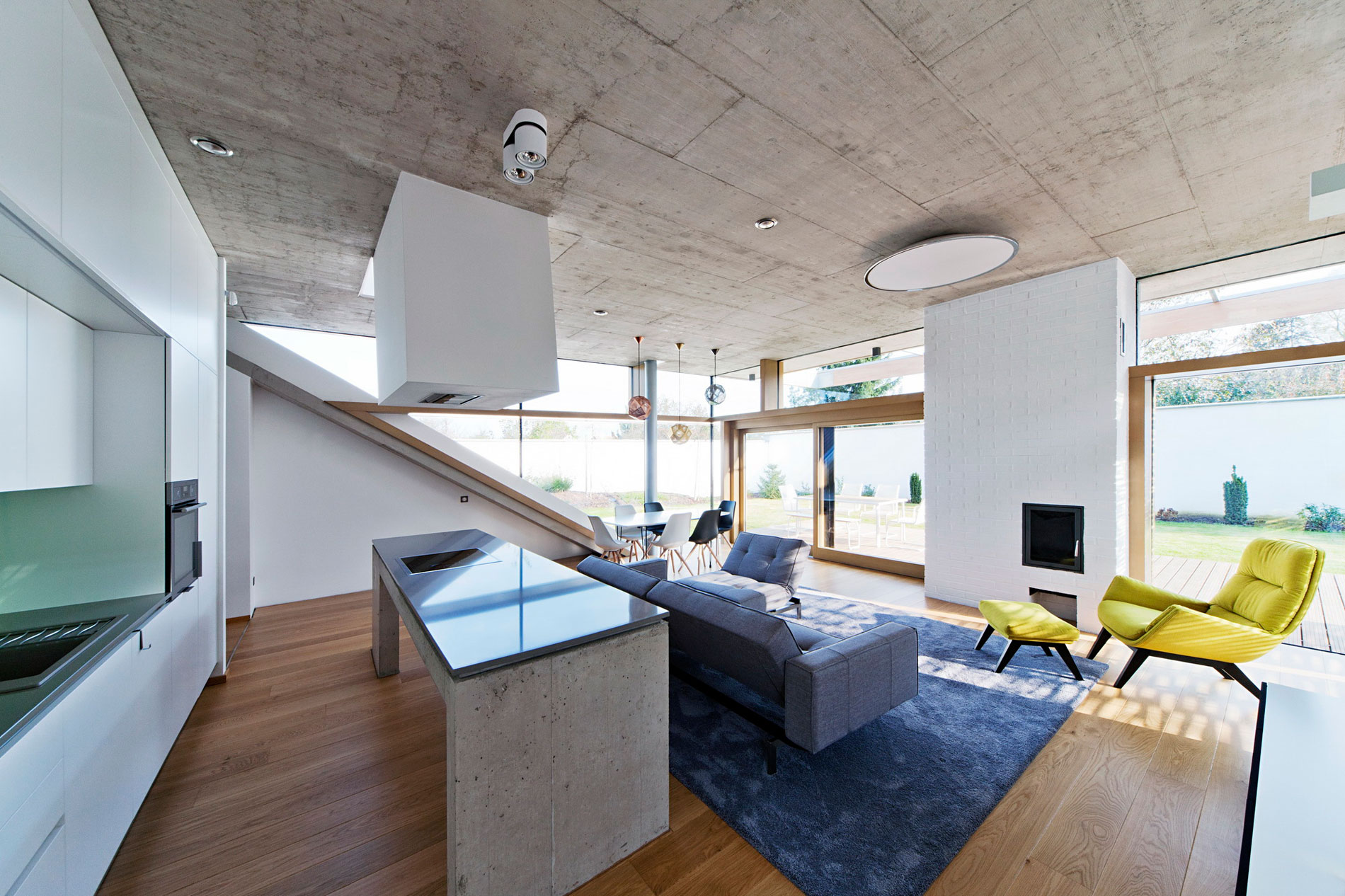 A Modern Rectangular House Impresses with a Splendid Interior and ...