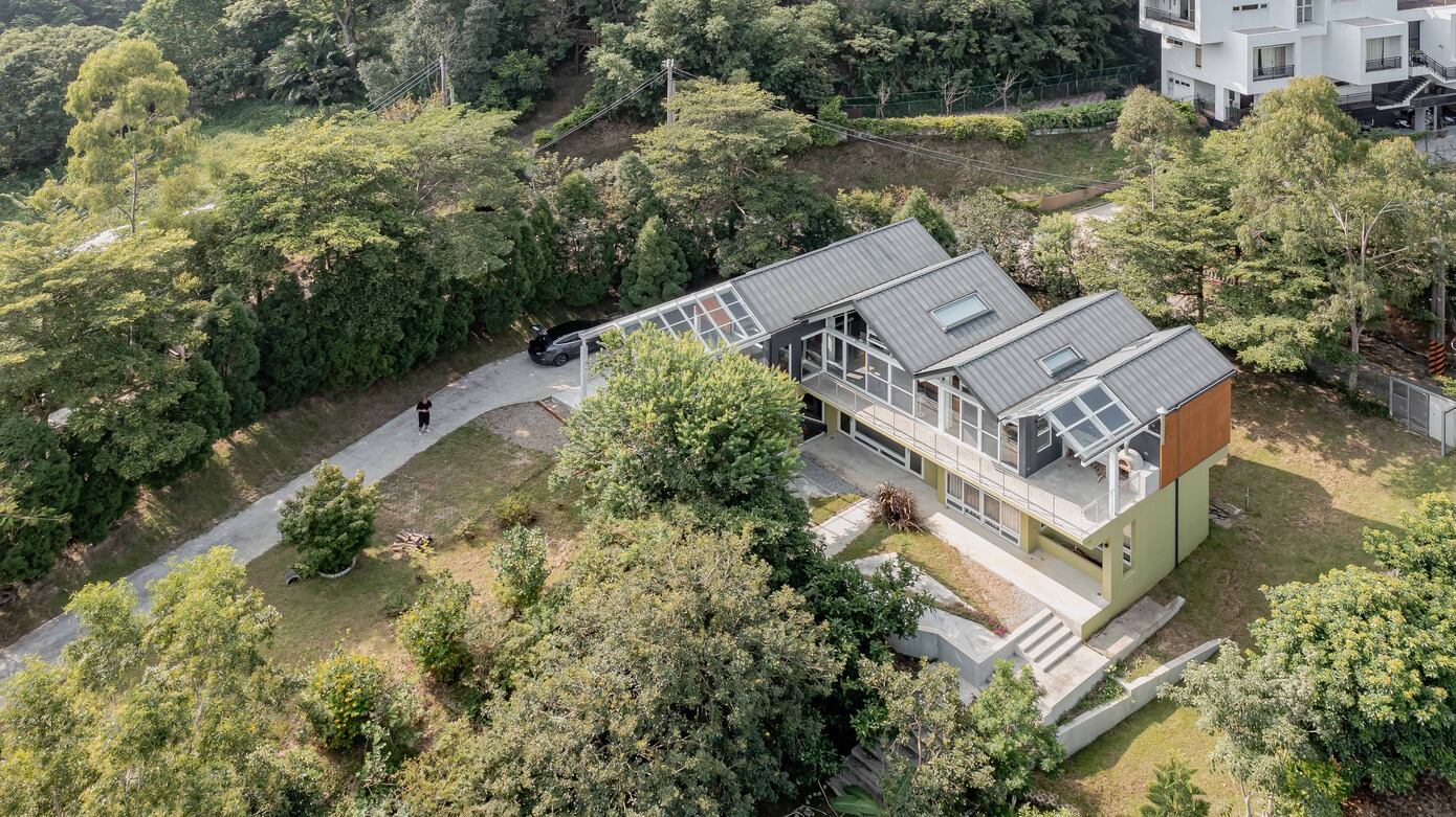 Emerge Architects & Associates Design a Contemporary Home with Elegant ...